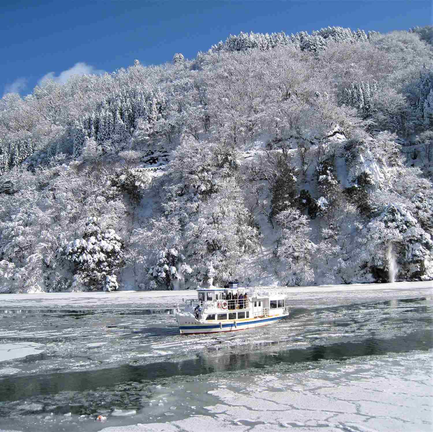 Photos: Shogawa Gorge cruise -River cruise in a pure white world ...